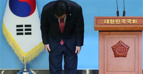 고개 숙인 태영호