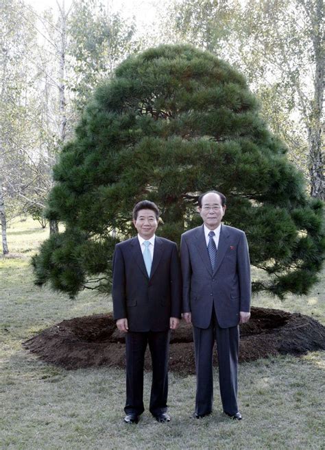 [노무현사료관] [남북정상회담 공동식수행사 후 기념촬영하는 노무현 대통령과 김영남 위원장]