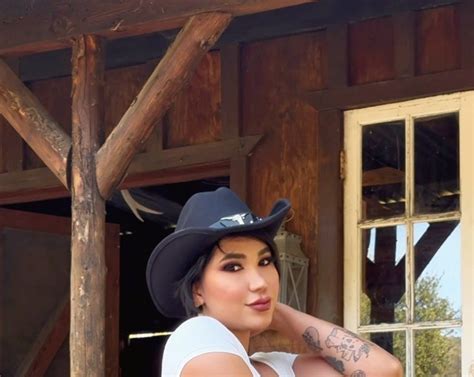 Annabgo From Medellin To Instagram Fame