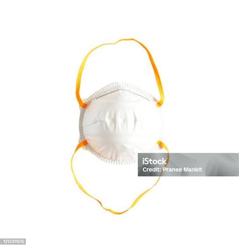 흰색 배경에 노란색 탄성 또는 고무 스트랩이있는 흰색 반면 먼지 마스크 시공 이나 도장 중에 발생하는 먼지로부터 보호하기 위한 제품 사용 건강 관리 및 보호 개념에 대한