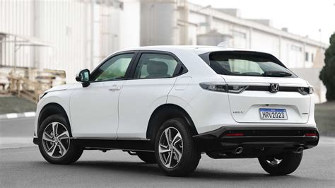 Foto Da Traseira De Um Honda HR V 2023 Branco Estacionado Em Uma Rua De