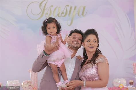 රංගන ශිල්පිනී ඉෂාරා සඳමිණි නෑදෑ හිතමිතුරන් එක්ක පුංචි දියණියගේ පළමු උපන්දිනය සැමරුවේ මෙහෙමයි