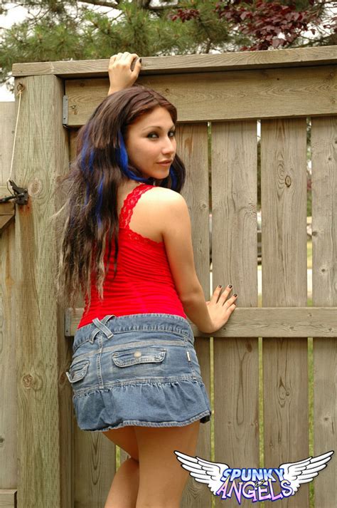 Маленький ангел демонстрирует юбку с трусиками на улице и раздевается чтобы показать сладкие