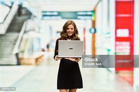 사무실 로비에 서 서 그녀의 노트북에서 작업 하는 매력적인 사업가 20 29세에 대한 스톡 사진 및 기타 이미지 20 29세 25 29세 갈색 머리 Istock