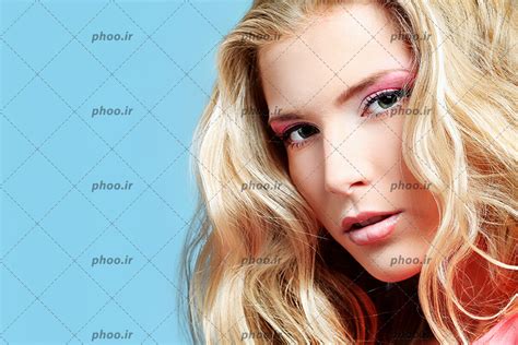 عکس دختر با آرایش و مو های طلایی در پس زمینه آبی عکس با کیفیت و