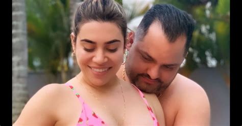 Naiara Azevedo de biquíni asa delta posa pet ao lado do marido