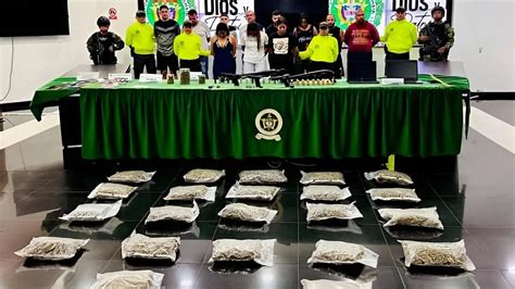 Escándalo En Colombia Policías Fueron A Detener Una Fiesta Prohibida