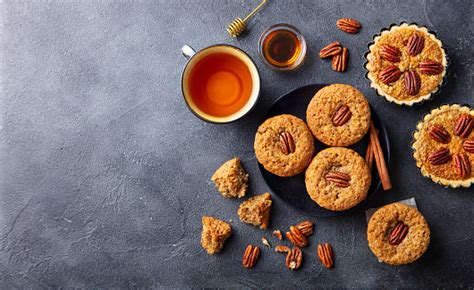 피칸 머핀 케이크 파이와 차 한 잔 어두운 배경 맨 위 보기 공간을 복사합니다 컵케이크에 대한 스톡 사진 및 기타 이미지 컵케이크 테이블탑샷 0명 Istock