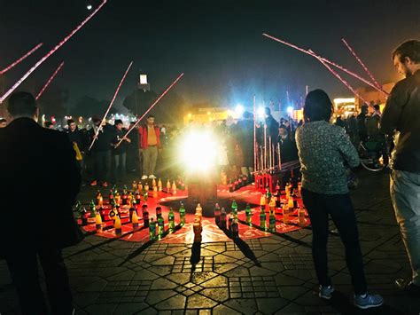 推瓶子游戏 推杯子游戏 桌上推杯子游戏 大山谷图库
