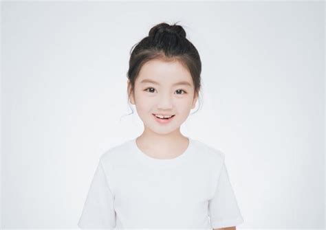 8岁阿拉蕾小龙女造型，五官精致没长残，精湛演技不愧是小戏骨