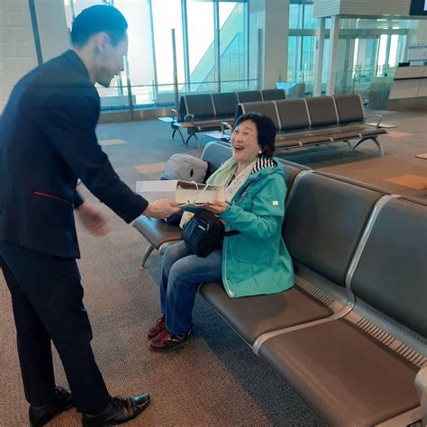 Чингис хаан Олон улсын нисэх буудлаар үйлчлүүлэгч бүсгүйчүүддээ цэцэгт мэндчилгээгээр баярын