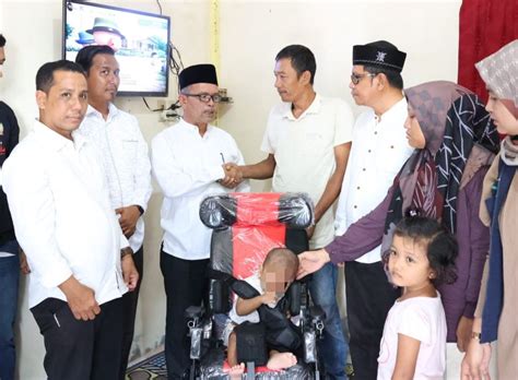 dr muslem serahkan kursi roda adaptif untuk penyembuhan anak cerebral palsy
