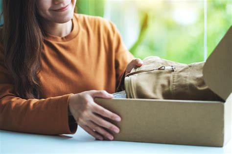 배달 및 온라인 쇼핑 컨셉을 위해 집에서 의류 우편 소포 상자를 수령하고 여는 여성 개념에 대한 스톡 사진 및 기타 이미지 개념 고객 구매 Istock
