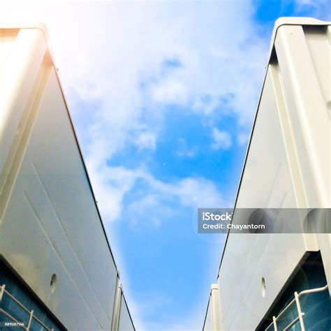 중앙 공기 조화 시스템진정 열교환기 섹션 및 액체에 응축 들어오는 냉 매 증기에에서 사용 되는 콘덴서 단위 배경 텍스처입니다 에어컨 기술입니다 강철에 대한 스톡 사진 및