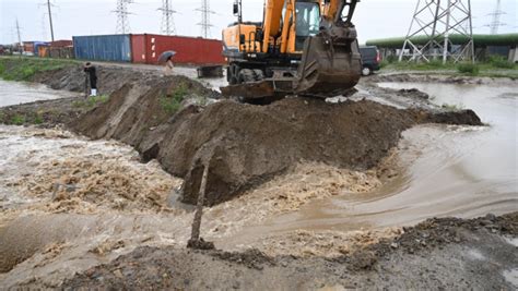 Үерийн далан халих эрсдэлээс сэргийлж Дунд голын төгсгөлд зөвшөөрөлгүй барьсан түр замыг сэтэллээ