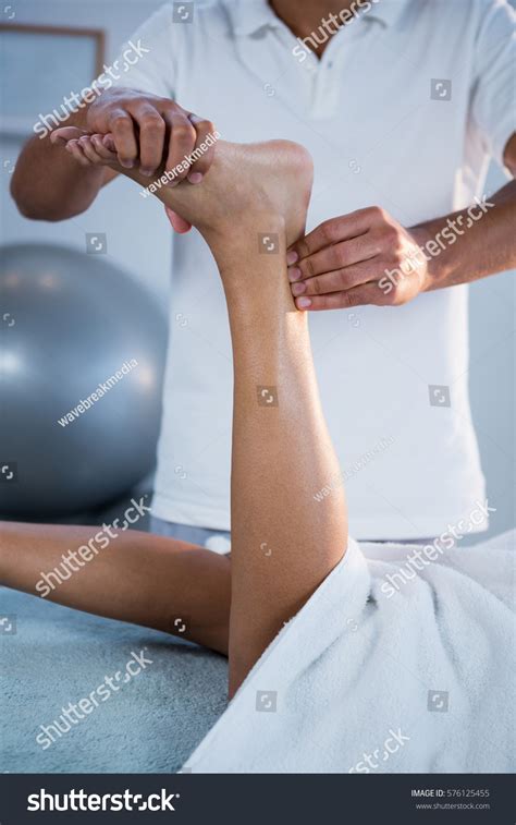 Woman Receiving Foot Massage Physiotherapist Clinic库存照片576125455