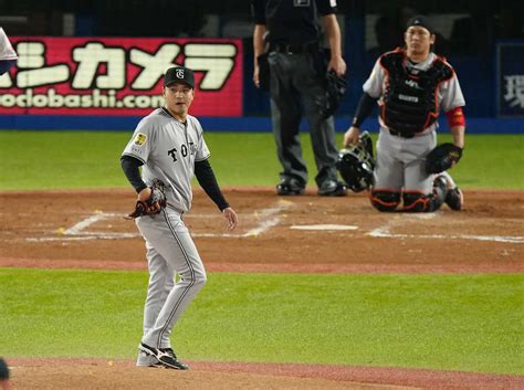 ＜ヤ・巨＞3回、山野に適時打を浴びた石川（左）（撮影・木村 揚輔） スポニチ Sponichi Annex 野球