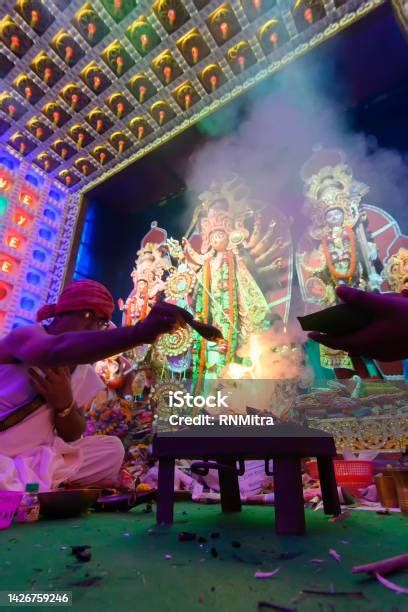 Jajna 힌두교 Purohit는 Durga Puja 팬달에서 Durga 여신을 숭배하기 위해 거룩한 불을 일으킨다 그는 만트라