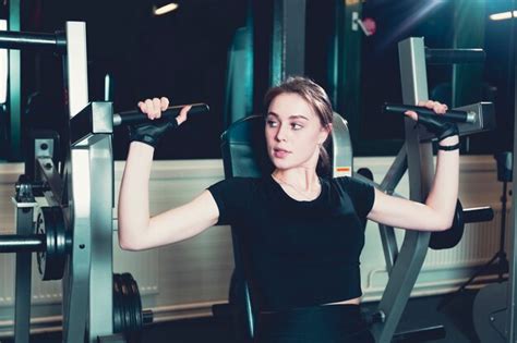 Молодая женщина осуществляющих в тренажерном зале Бесплатно Фото