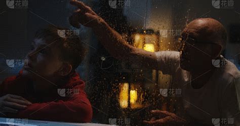 男孩和爷爷一起看暴风雨