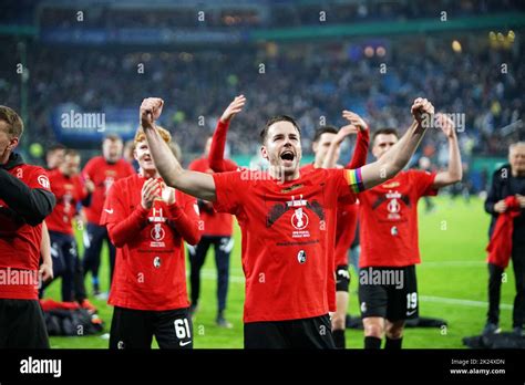 Christian Günter Freiburg ist mit den Kollegen in Feierlaune nach dem