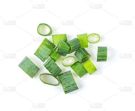 白色背景上的葱花。俯视图