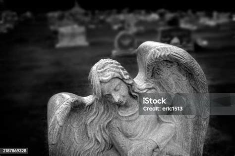 묘비 묘지 천사 동상에 있는 묘비 돌 밝은 정신과 함께 어두운 변덕스러운 설정 거룹에 대한 스톡 사진 및 기타 이미지 거룹 건축 검은색 Istock