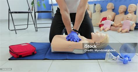 심폐소생술 교육 및 응급 처치 명령 응급 처치 심폐 소생술 심폐소생술에 대한 스톡 사진 및 기타 이미지 심폐소생술 교육