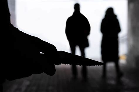 어두운 터널에있는 사람들의 배경에 칼을 가진 남자의 실루엣 폭력 범죄 개념 거리에 대한 스톡 사진 및 기타 이미지 거리