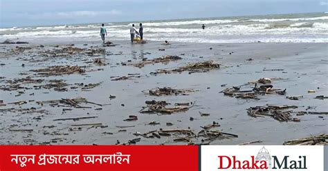 সৈকতে ভেসে আসছে বর্জ্য দুর্গন্ধে দূষিত হচ্ছে পরিবেশ