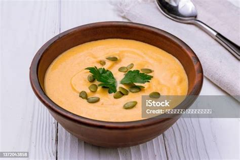 호박 씨앗 매크로가 있는 호박 의 수프 크림이 흰색 나무 테이블에 닫힙 0명에 대한 스톡 사진 및 기타 이미지 0명 가을 건강한 생활방식 Istock