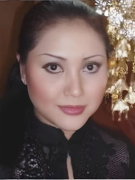 7 Potret Lawas Istri Komeng Saat Masih Jadi Model Awet Muda Hot