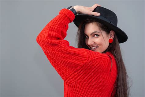 우아한 검은 모자와 장갑을 가진 젊은 십대 여성 빨간색 스웨터를 입고 회색에 고립 가죽에 대한 스톡 사진 및 기타 이미지 가죽 갈색 머리 겨울 Istock