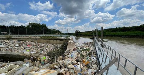 Pembuangan Sampah Ke Dalam Sungai Warren Avery