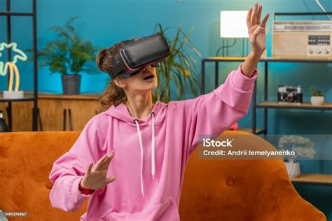 가상 현실 미래 기술 헤드셋을 사용하여 시뮬레이션 3d 비디오 게임을 하는 십대 소녀 게이머에 대한 스톡 사진 및 기타 이미지 게이머 놀기 소녀 Istock
