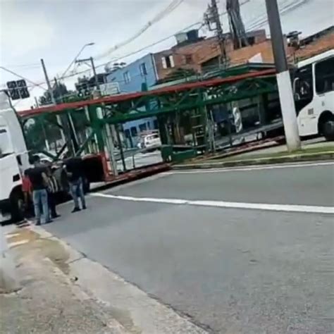 CARRETA TENTA ATRAVESSAR CANTEIRO CENTRAL DA GALVÃO BUENO E FICA