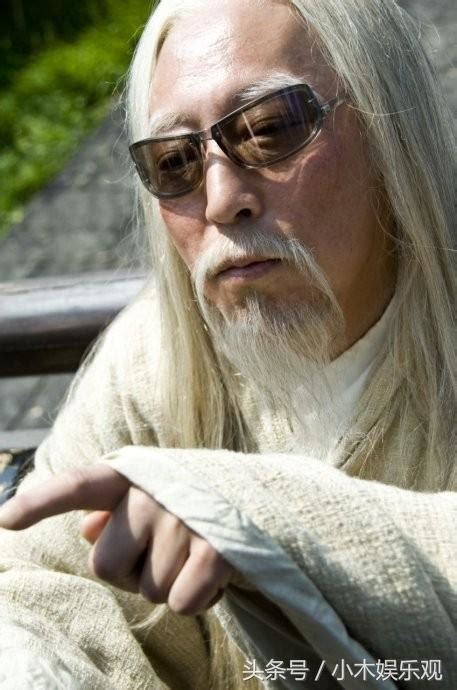 電視劇《三國》幕後搞笑照片：曹操這麼厲害的人也要背台詞的嗎？ 每日頭條