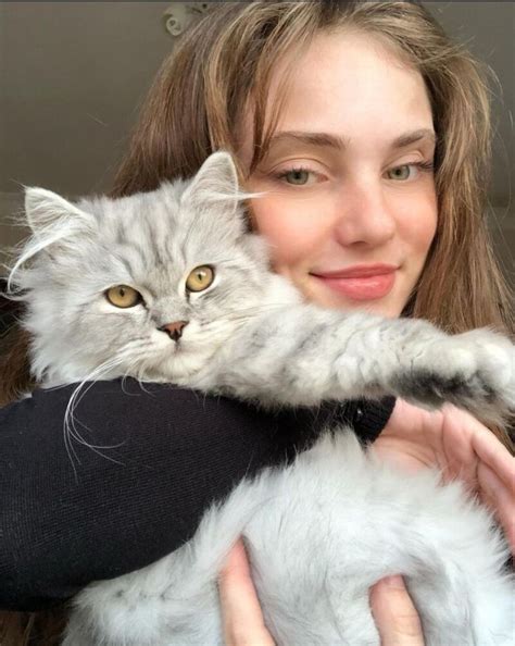 صور بنات وقطط منتديات درر العراق