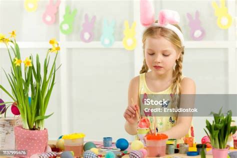 부활절 토끼 귀 그림 부활절 달걀을 가진 작은 아이 소녀 가정 생활에 대한 스톡 사진 및 기타 이미지 가정 생활 계절