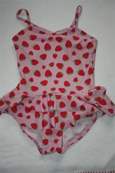 Купальник сдельный принт клубнички ф Handm H 122 128 6 8лет отличное 87 грн детские купальники