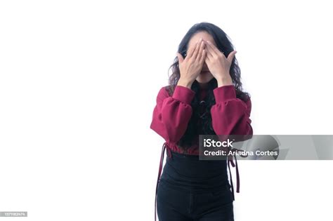 흰색 배경에 안경을 쓰고 있는 예쁜 라틴 히스패닉 여성은 두 손으로 눈을 가리고 걱정하고 두려워하며 보이지 않는 표정과 제스처를