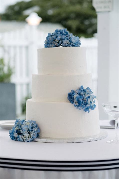 20 Hydrangea Wedding Cake Ideas We Love