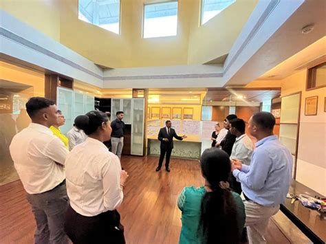 Learning Learning Human Facilitation Group Brainstorming