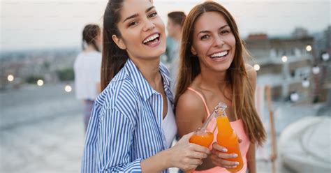 지붕 위에서 파티를 하는 행복한 친구들 재미 여름 도시 생활 방식 및 우정 개념 사진 Unsplash의 우정 이미지