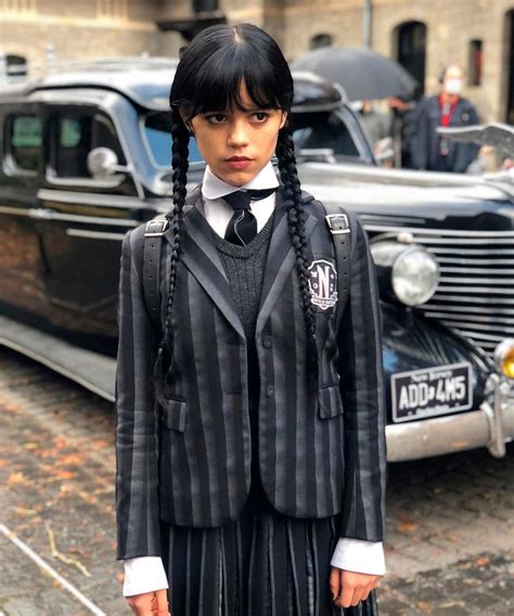 Os Segredos Por Trás Do Visual Da Jenna Ortega Em Wandinha Steal The Look