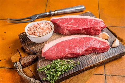 Cap Rump Bistec Bistec De Carne De Res Cruda Con Tomillo Y Sal En