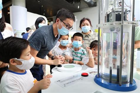 重庆：科技馆里了解“碳达峰”“碳中和” 人民图片网