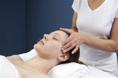 Massagem Da Testa E Do Templo De Ayurveda Foto De Stock Imagem De