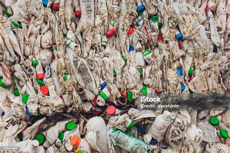 폐기물 처리 공장에서 테트라 박 주스 패키지의 플라스틱 베일 별도 가비지 수집 및 재사용개념 0명에 대한 스톡 사진 및 기타 이미지 Istock