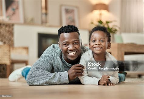 잘 생긴 젊은 남자와 그의 아들의 전체 길이 초상화 집에서 거실 바닥에 누워 2 3 살에 대한 스톡 사진 및 기타 이미지 2